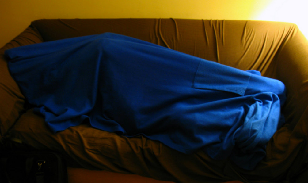 El bello durmiente: Ladrón se queda dormido en el living de la casa ... El bello durmiente: Ladrón se queda dormido en el living de la casa ...