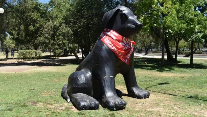 Desconocidos quemaron la estatua del "Negro Matapacos" — Radio Corazón