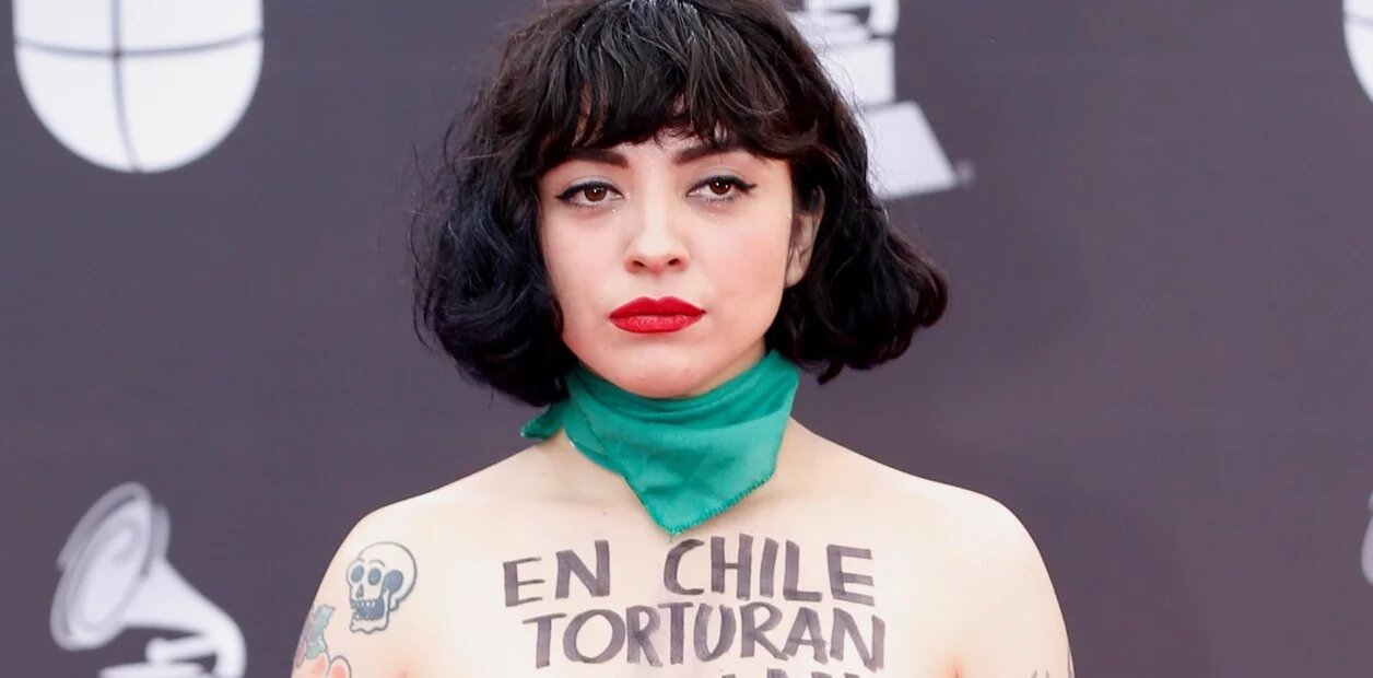 Mon Laferte se confiesa: "Desde los 13 años he salido a la calle con ...