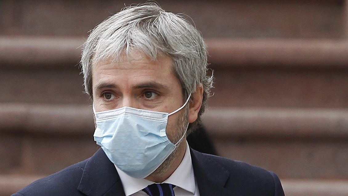 Ministro Blumel salió a explicar foto viral donde posa con polera de 'No + AFP" — Radio Corazón