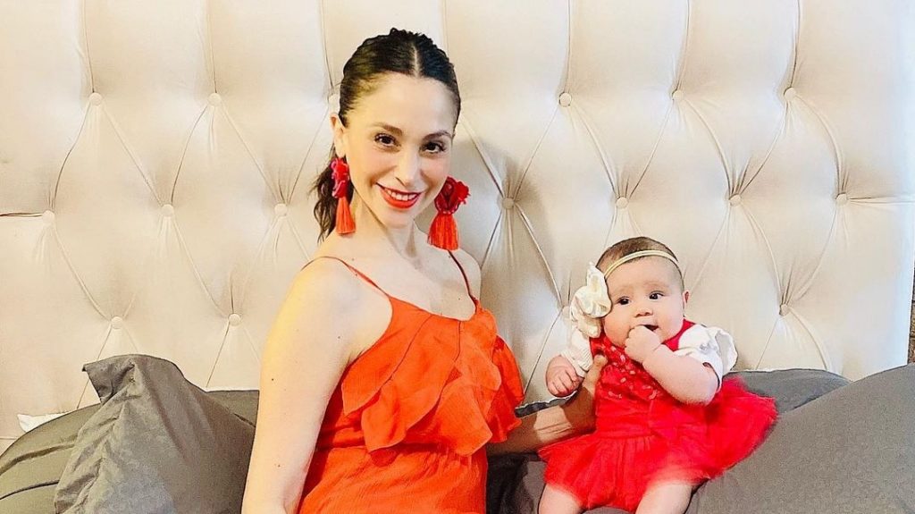 Yamna Lobos sacó suspiros con "rockera" tenida de su retoña — Radio Corazón