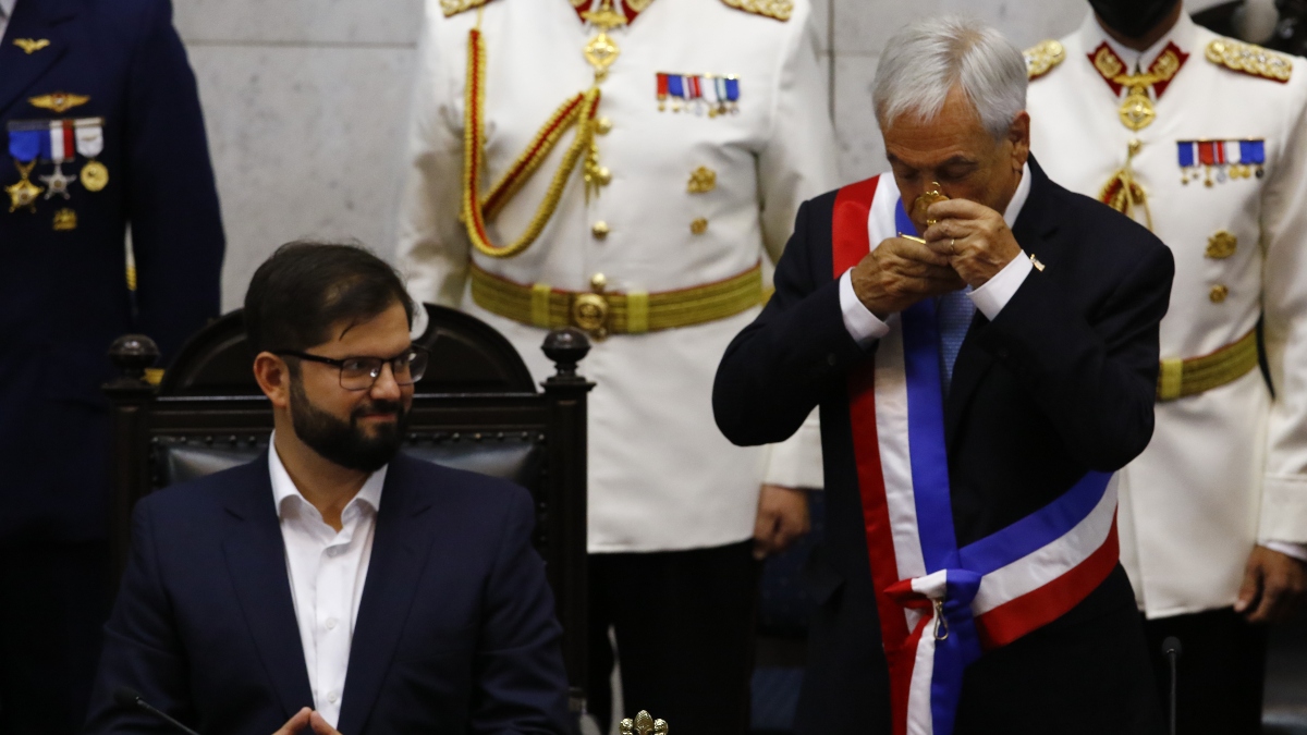 Cara de Gabriel Boric tras beso de Piñera a piocha se viralizó — Radio ...