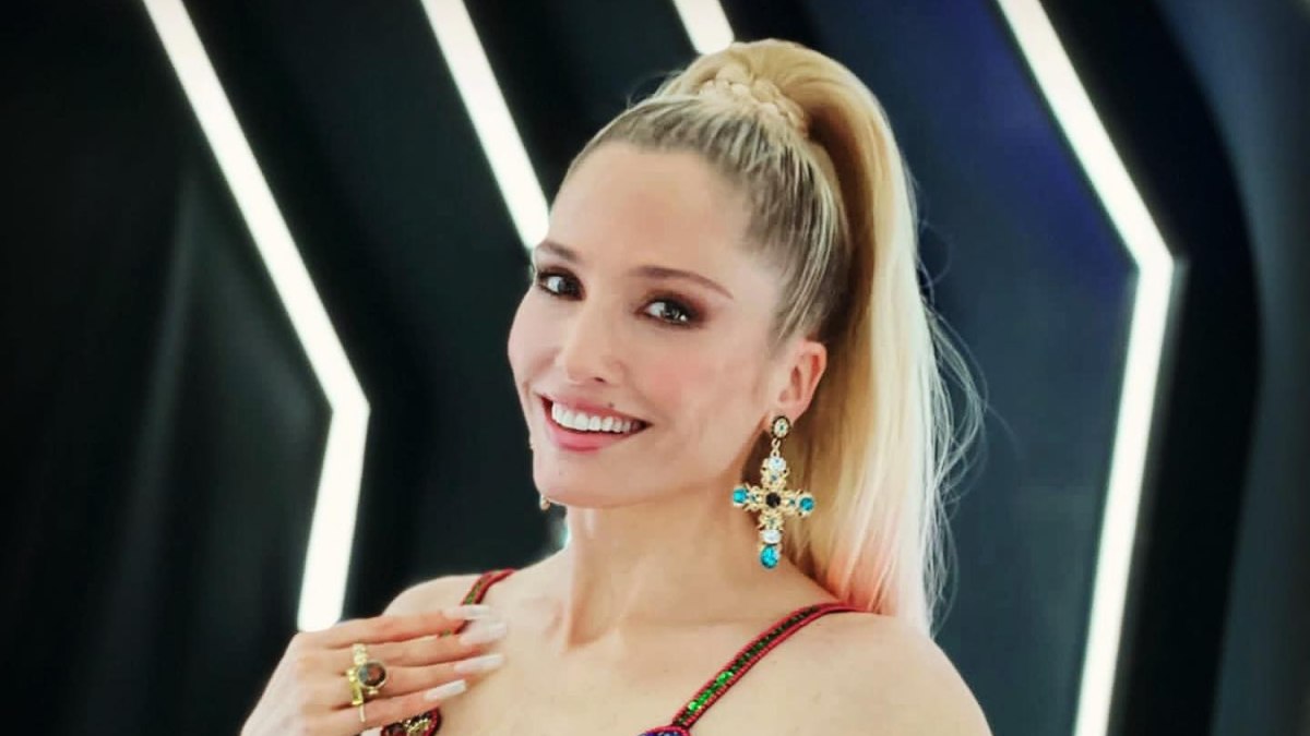 Mane Swett saca aplausos con destapado registro al desnudo — Radio Corazón