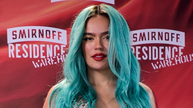 Karol G deja la grande con video mostrando su nuevo look — Radio Corazón
