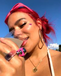 "Las curvas siempre de moda": Karol G sube la temperatura con postales ...