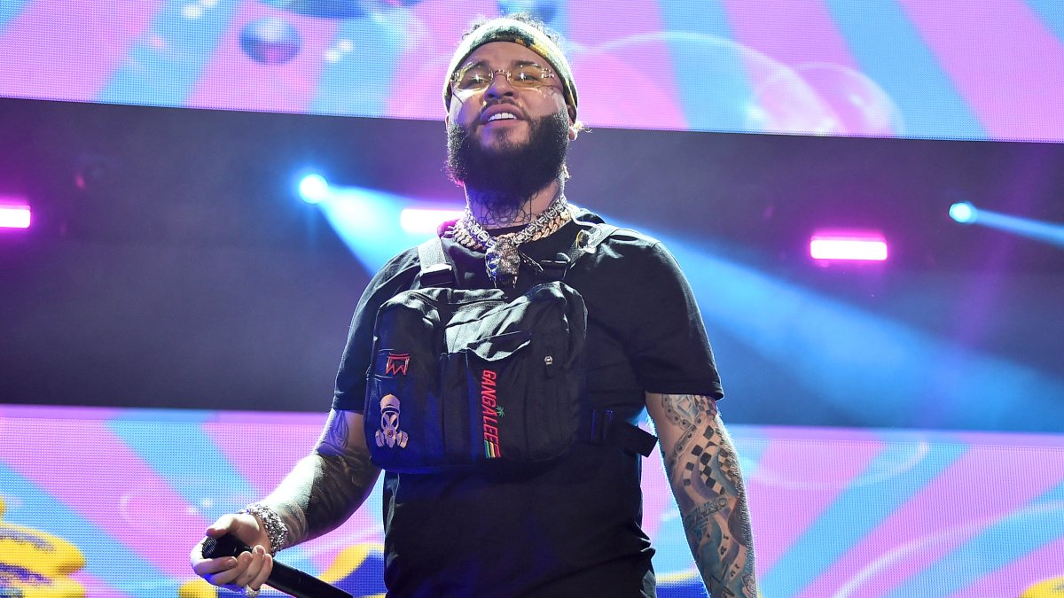 Farruko vuelve con el video de su nuevo éxito "Viaje" — Radio Corazón